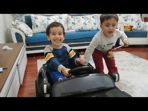 Emir ve oğuz  Pilsan akülü araba sürüyor mutlu anları
