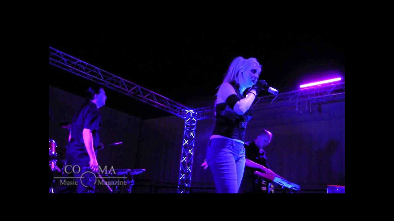 Ayria - "Girl on the Floor" (live) - COMA Music Magazine - YouTube