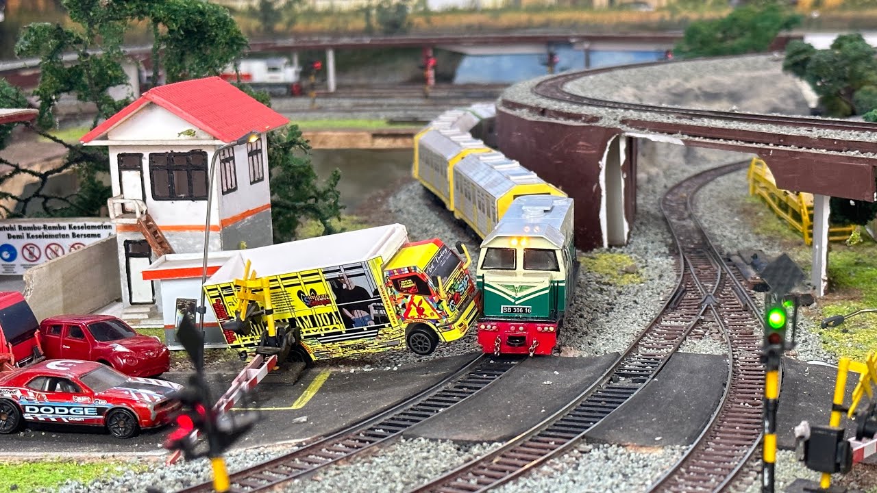 Drama kereta api BB306 vintage Bintaro bergerbong panjang menabrak truk ...