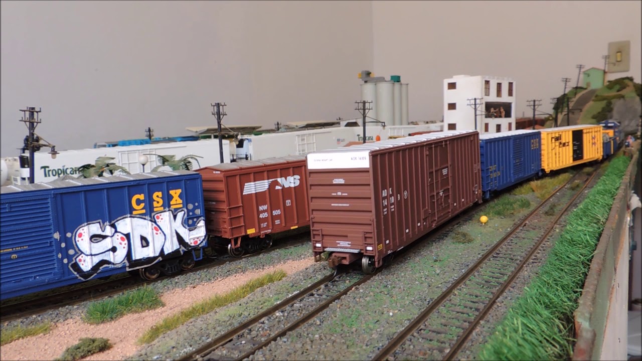 Locomotiva EMD GP38-2 CSX scale Ho. - YouTube