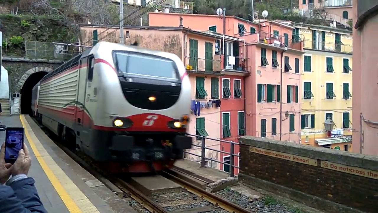 Trem Intercity em Vernazza, Cinque Terre - 01/2018 - YouTube