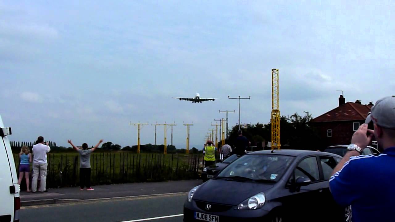 A380 Emirates Landing atterrissage Manchester Airport Ringway Road ...
