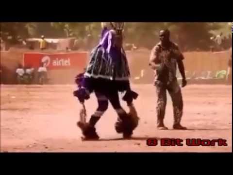 Kolbastı Oynayan Afrikalı Yerli | 8 BitWork