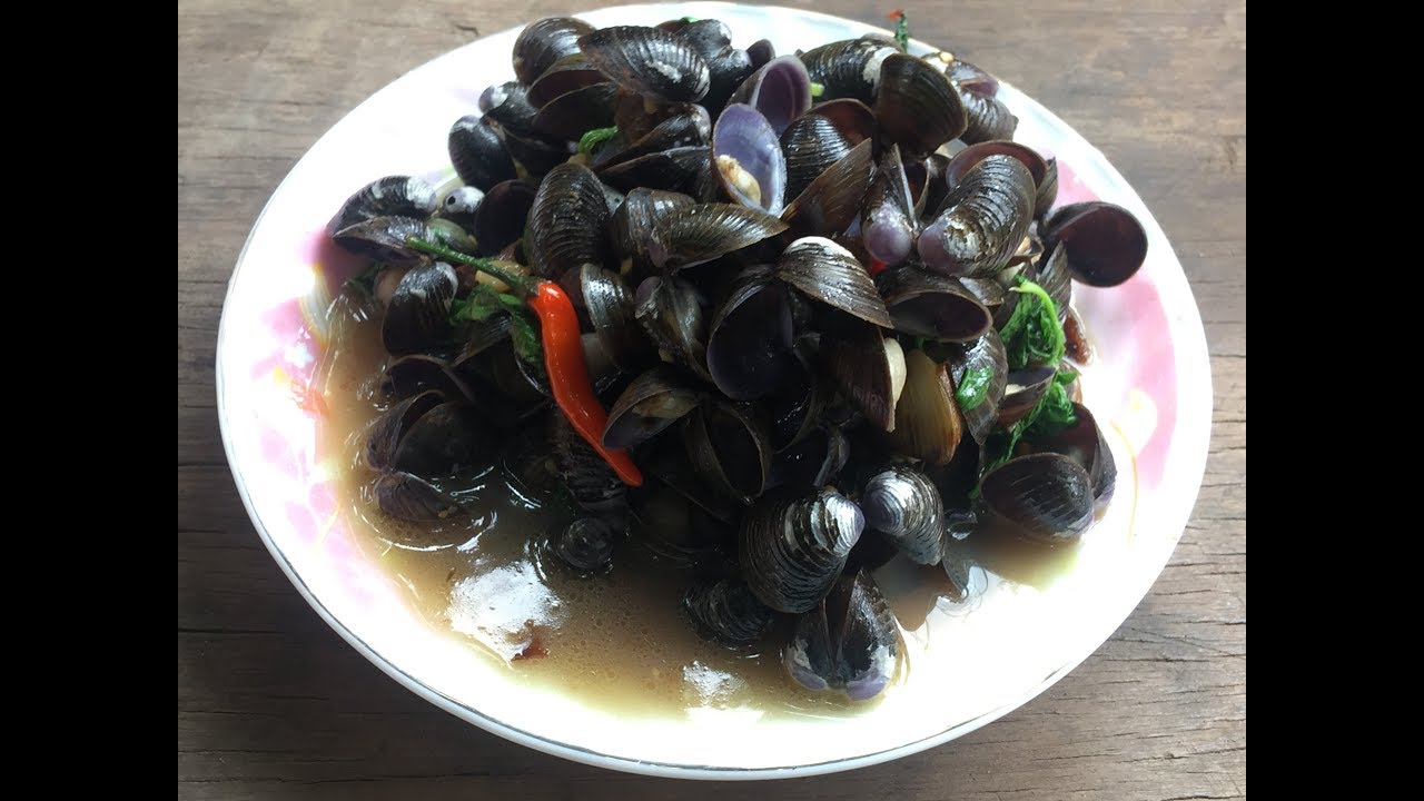 Delicious Fried small freshwater calm with tamarind,khmer food,leas hal ...