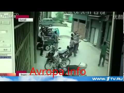 Binadan yıxılan uşaq sağ qaldı.Şok görüntülər.