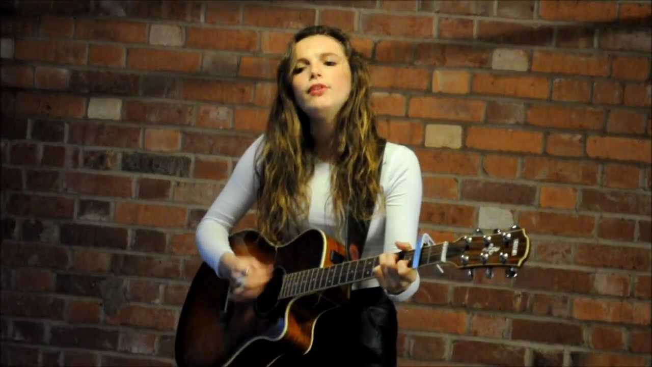 Issy Ferris - "Hold On" (Addistock Session) - YouTube