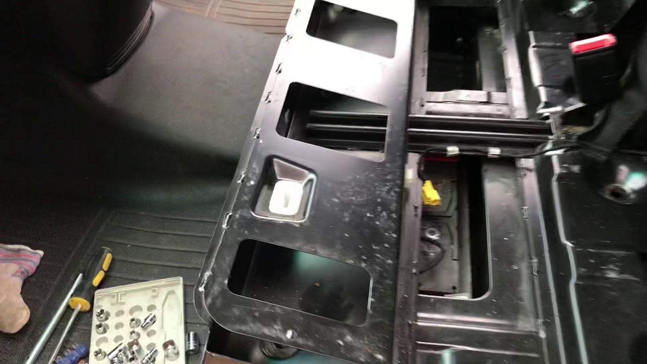 Mercedes Vito W639 double seat to single seat - unbolting double seat ...