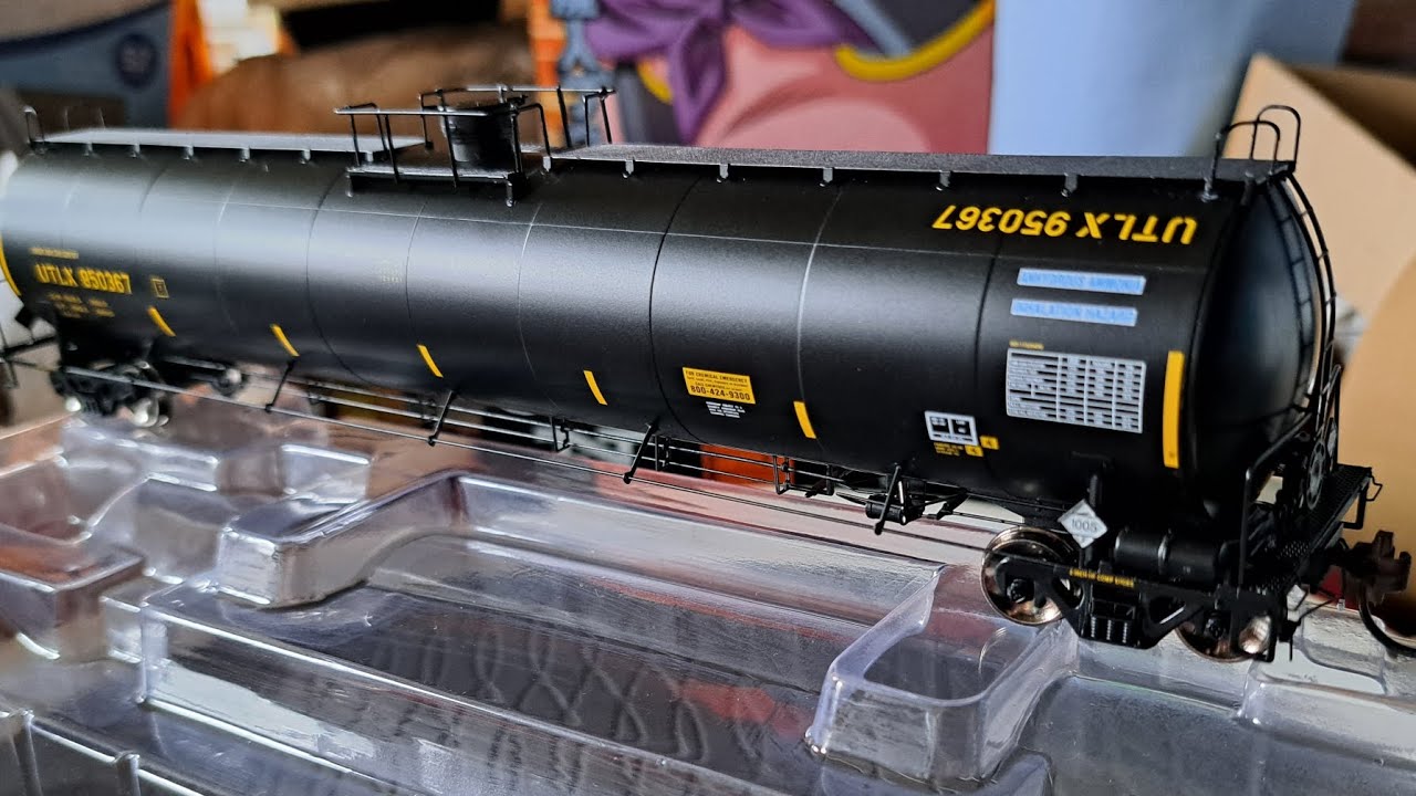 RETRO REVIEW: ATHEARN GENESIS 33K LPG TANK CAR! - YouTube