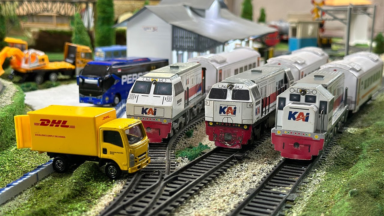 Merakit Kereta Api CC206,CC203,CC201 Anjlok Menabrak Truk Box DHL Di ...
