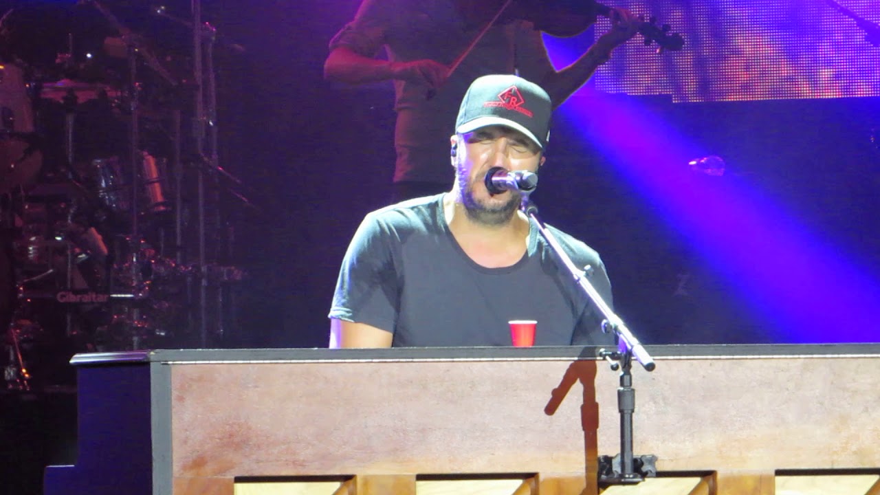Luke Bryan "Drink A Beer" Live at BB&T Pavilion - YouTube