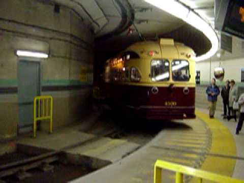 Video of TTC PCC 4500 leaving Union station with CLRV 4026 pulling in - YouTube