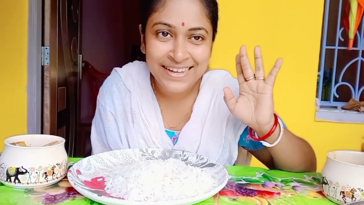 ফিরে এলাম খাসীর মাংস,ডিম আর ভাত নিয়ে।তোমাদের মন্দিরা দির সেই Eating ...