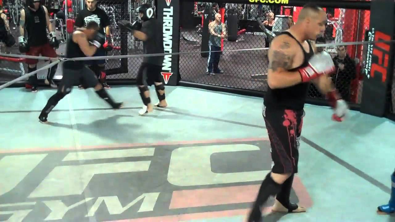 Corona_UFC_gym_sparring_1 - YouTube