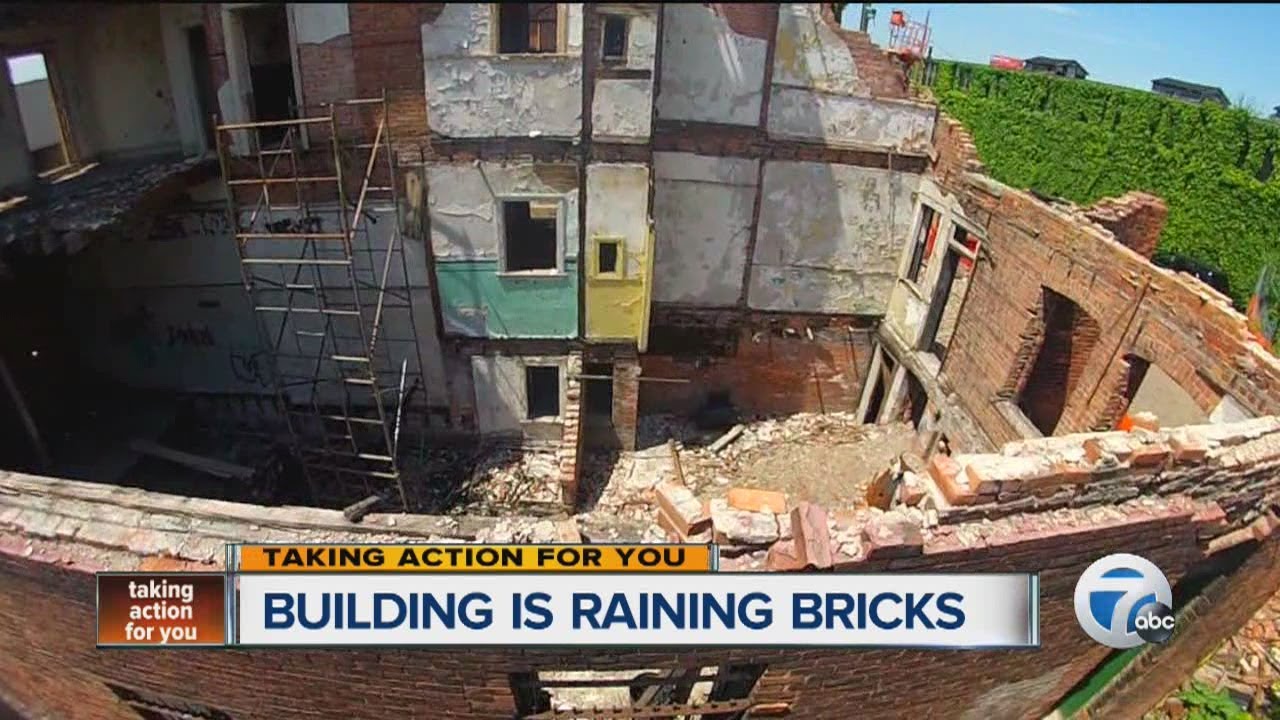 Bricks falling off building in Detroit - YouTube