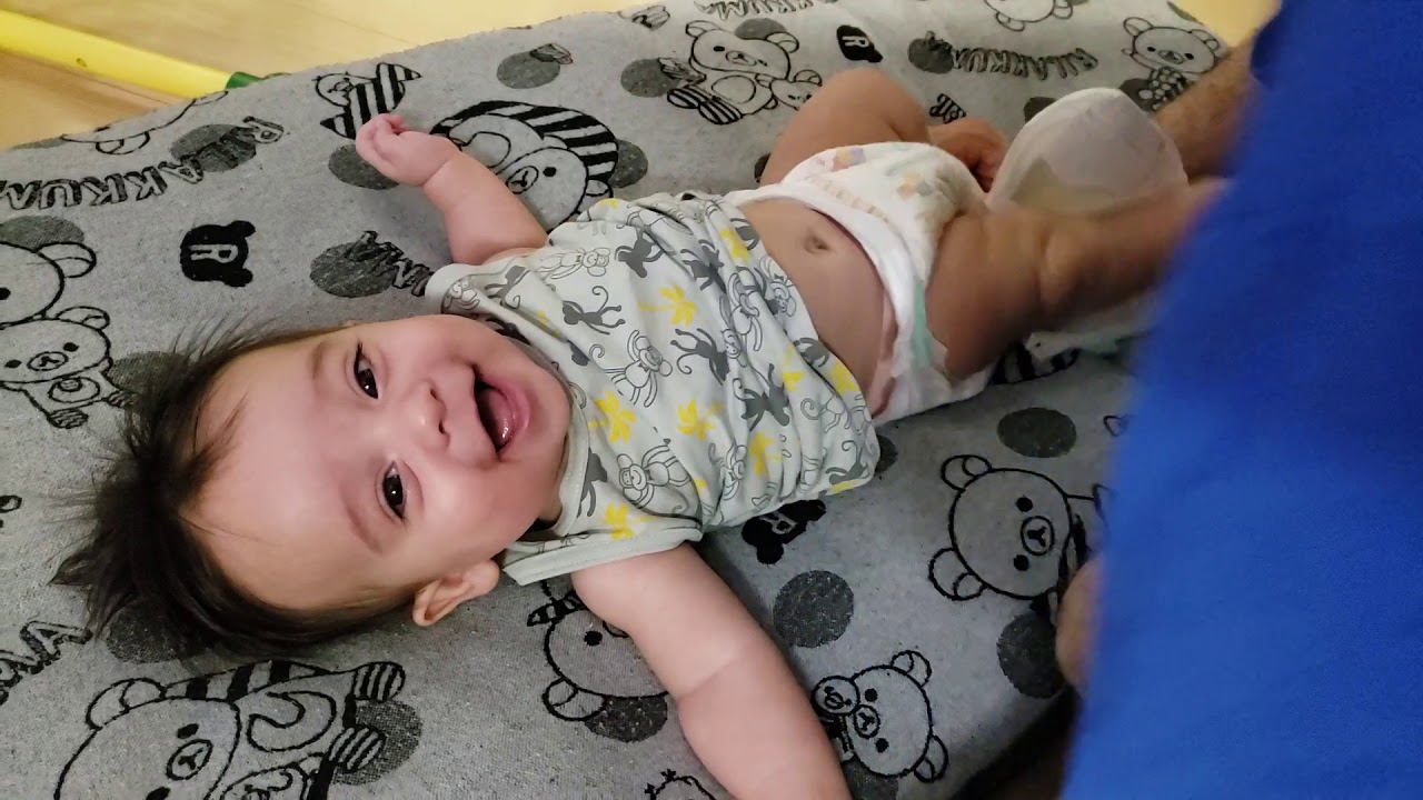 Trocando fralda do bebê dando gargalhada - YouTube