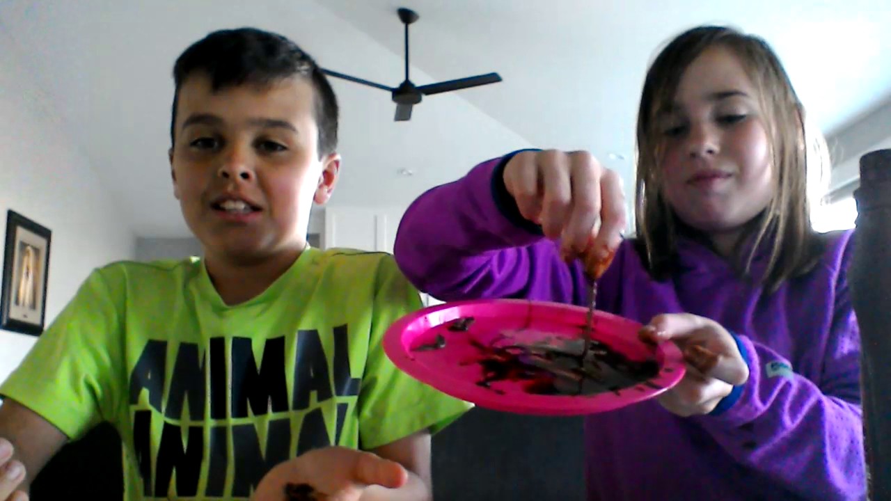 Eating live worms!!!! - YouTube