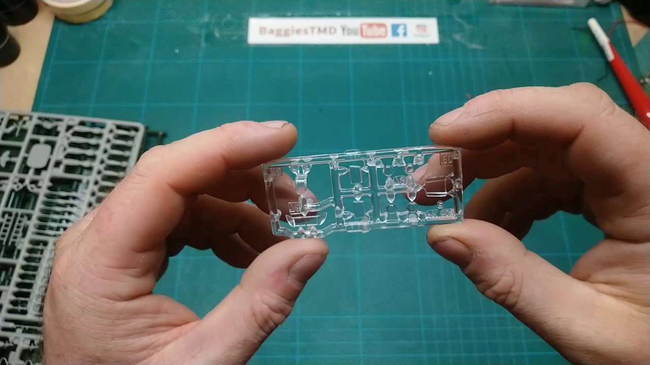 What's in the box (1/72 revell Hadley Page Heyford) - YouTube