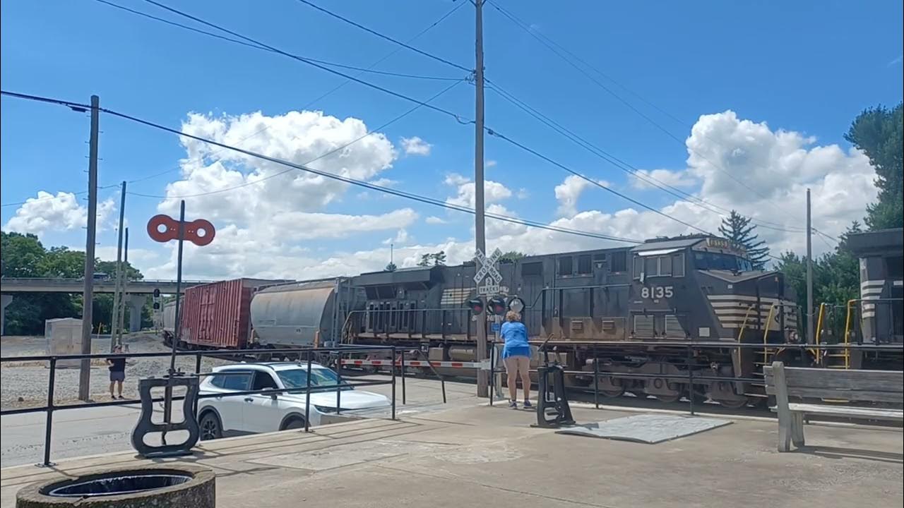 Ns 12Q enters Bellevue with super funky horn on the leader - YouTube
