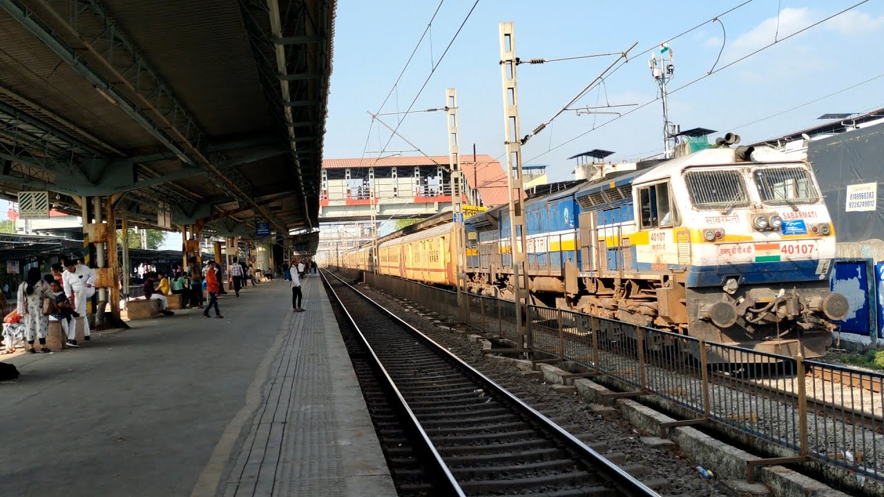 Bandra Terminus Weekly Express crossing Karnavati Express || Indian ...