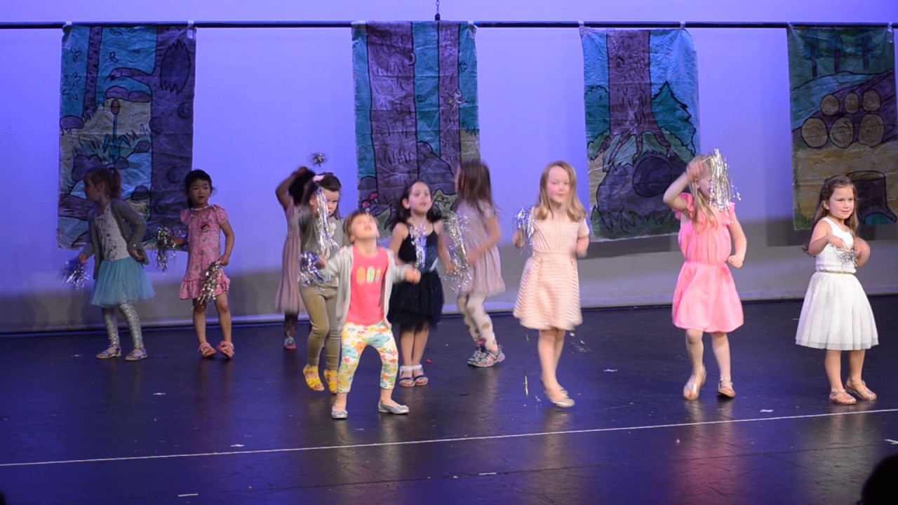 Girls dancing to Shake it Off - YouTube