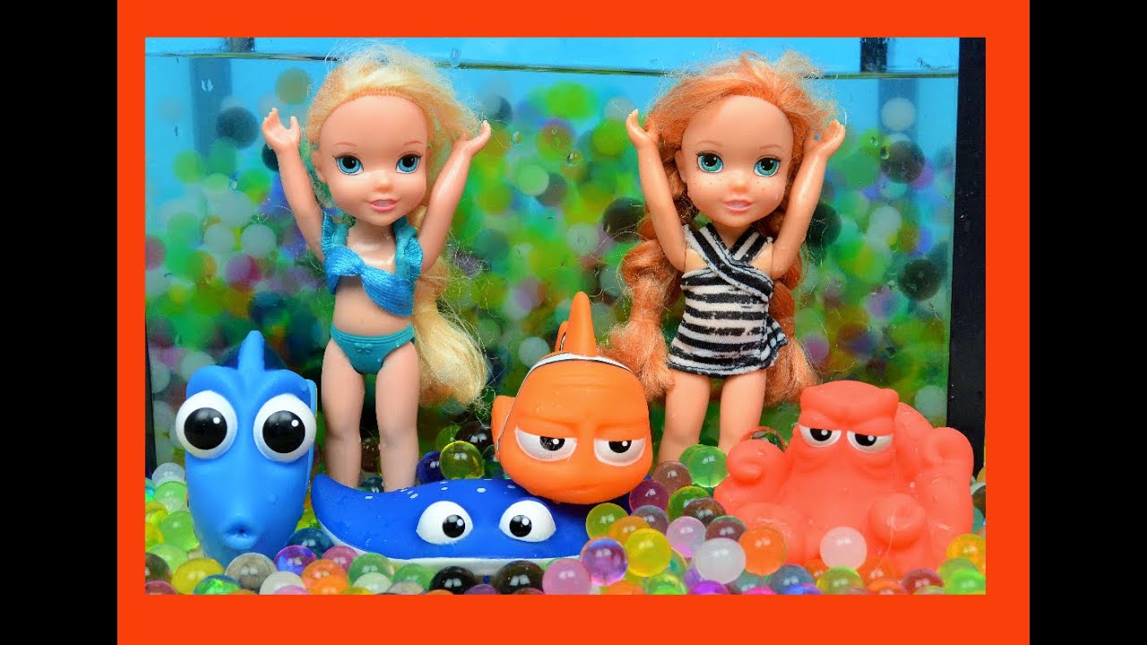 Anna and Elsa Toddlers Play With Fish in an Aquarium - Ep. 82 - Toys In ...