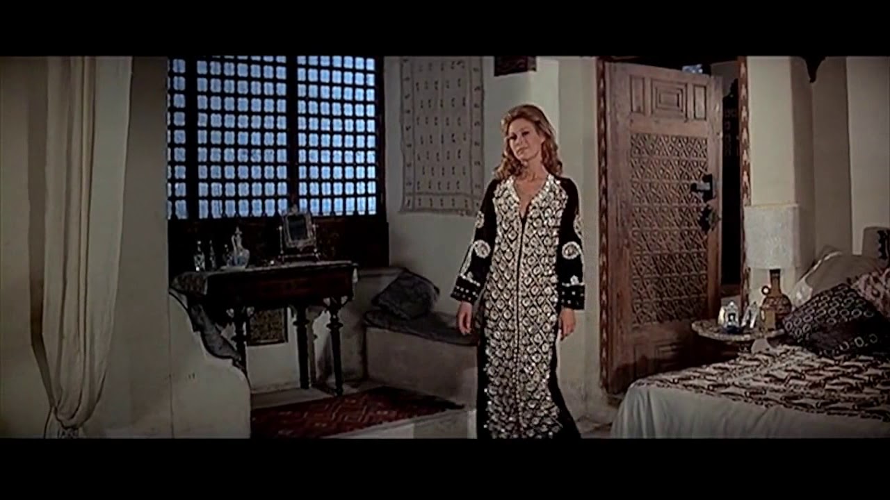 James bond kiss Felicca - YouTube