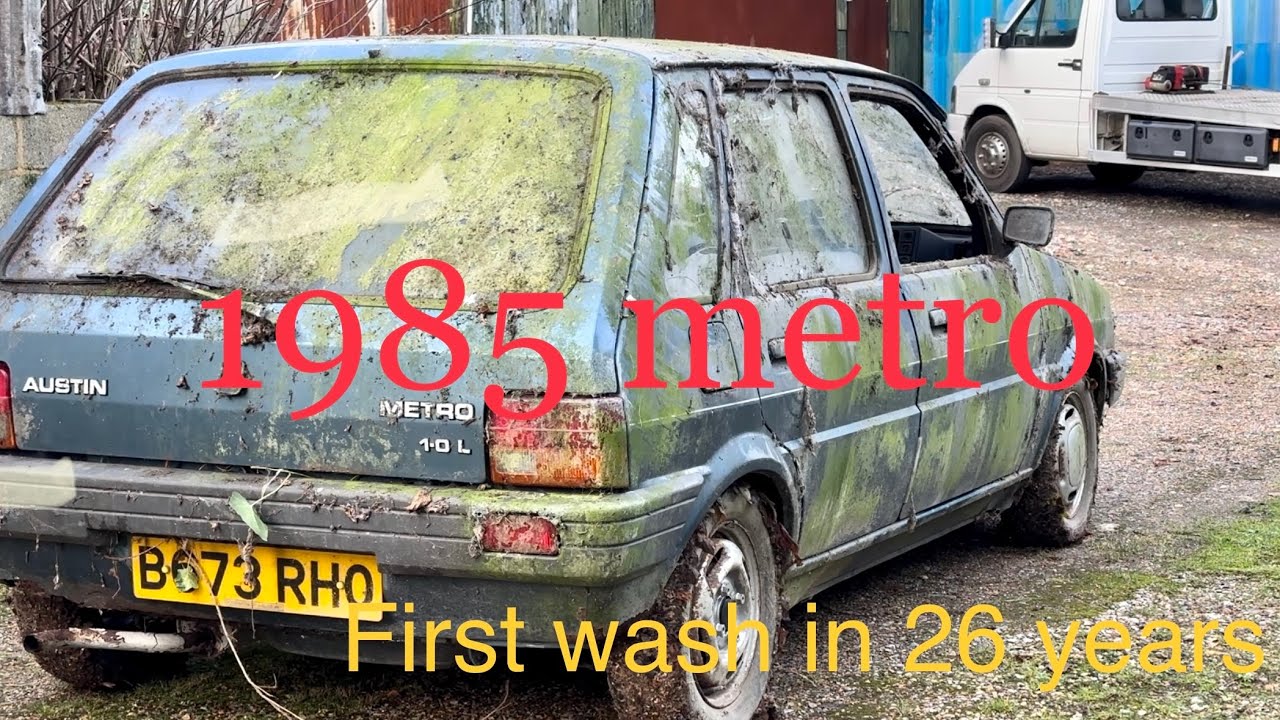 Washing the 1985 mini metro, first wash in 26 years !! - YouTube