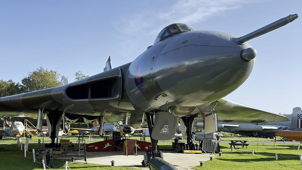 Notice the difference. Vulcan XM575 vs Vulcan from James Bond movie ...
