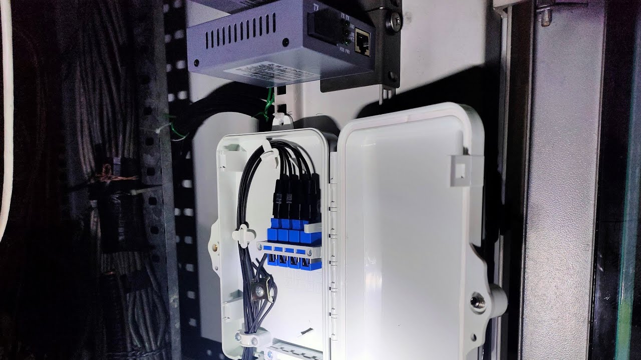 Installation of 4 Core Fiber Optic Terminal Box FTTH Box Fiber Optic ...