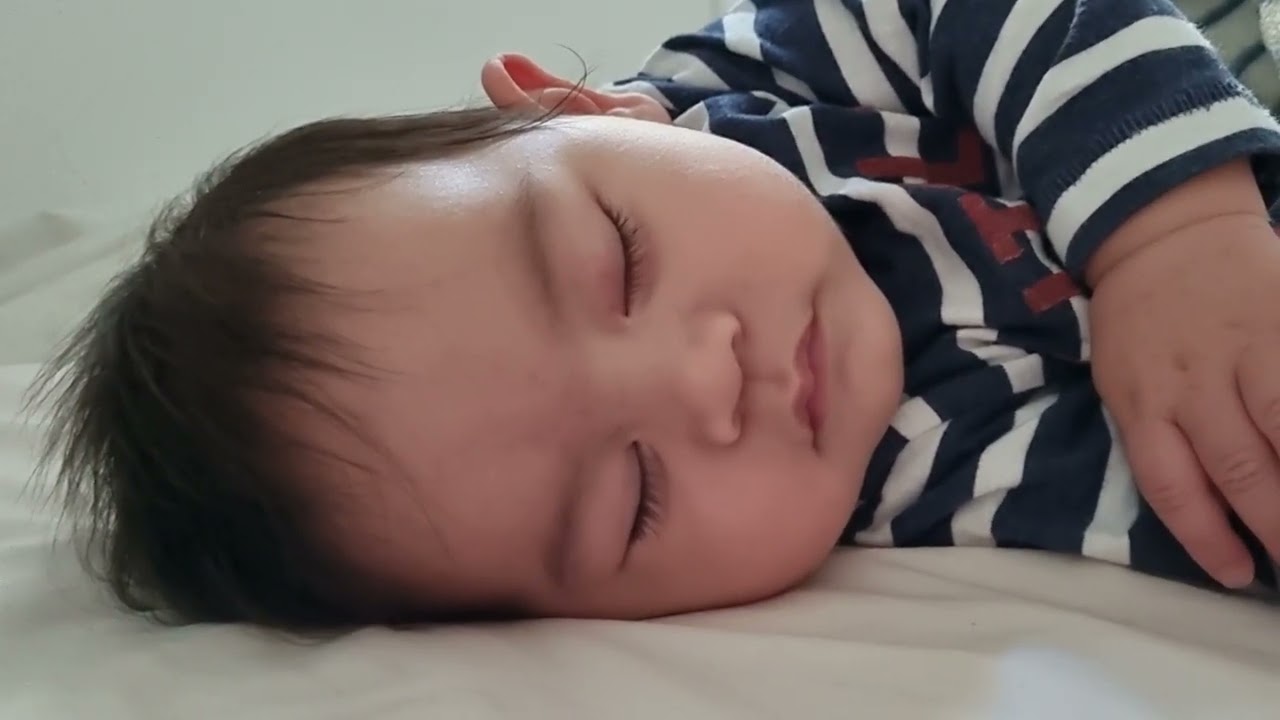 Baby smiling in sleep - YouTube