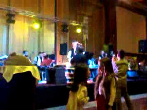 Sinan özen şarkı söylerken adamla konuşuyor ;)