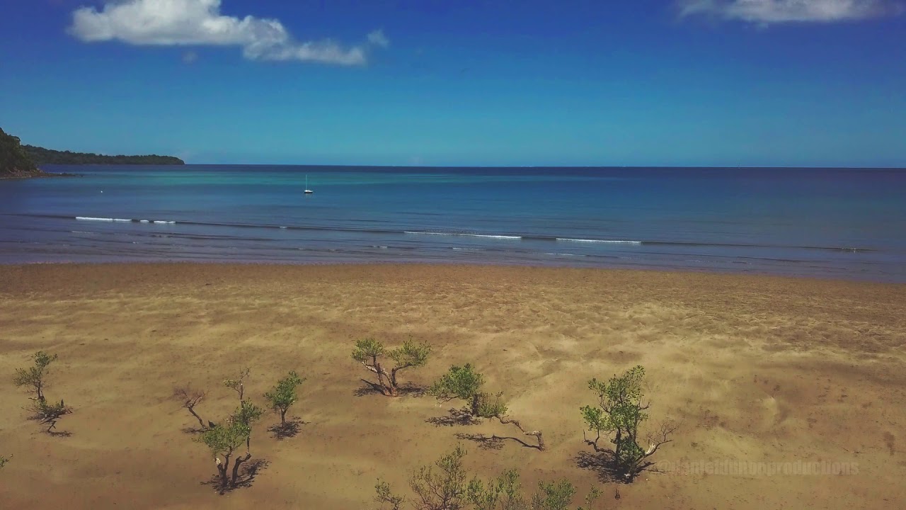 Vue aérienne de la plage de Bambo Ouest à Mayotte - YouTube