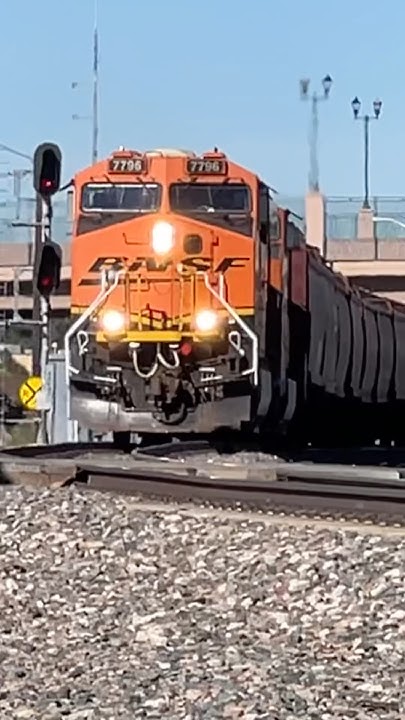 BNSF ES44DC Leader with Beautiful Horn!! - YouTube