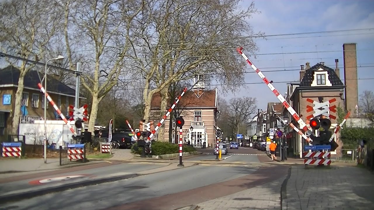 Spoorwegovergang Overveen // Dutch railroad crossing - YouTube
