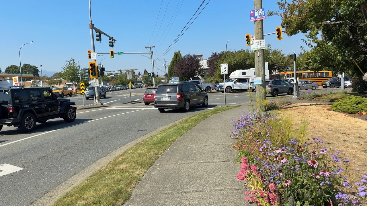 Busy Intersection with Protected Only Right Turn - Highway 19A at 17th ...