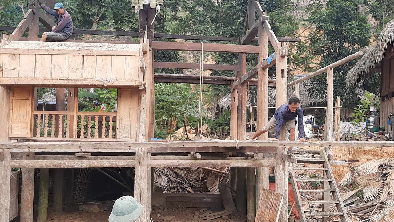 The process of dismantling wooden stilt houses in the countryside ...