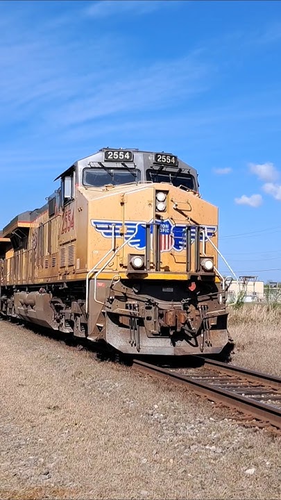 UP/GE/GEVO/Duo! UP #2554 leads a fast/long EB UP M-BTLI21 out of Lake Charles, Louisiana ...
