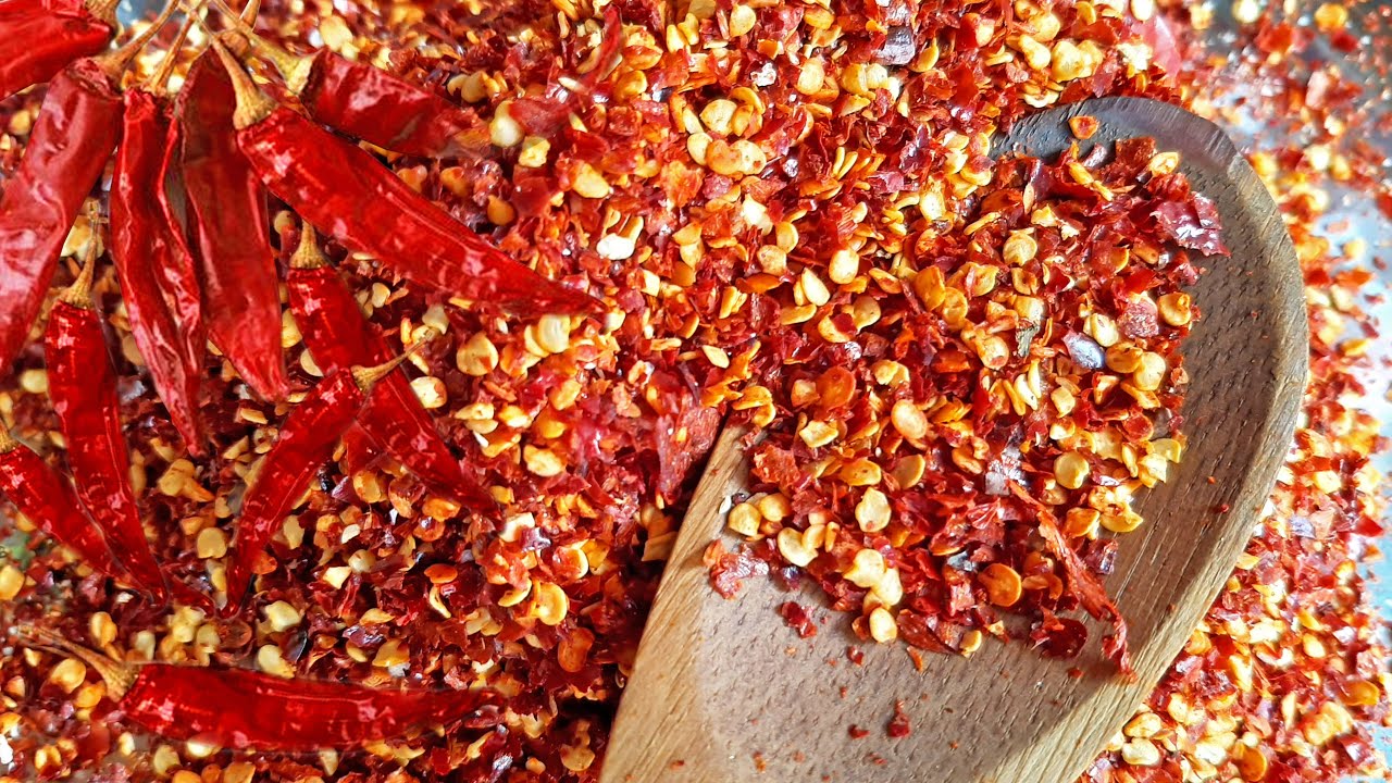 របៀបធ្វើម្ទេសម៉ត់ / How to make chilli flakes - YouTube