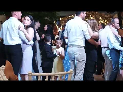 Emir Kaan ve Beste Birlikte dans ediyor.