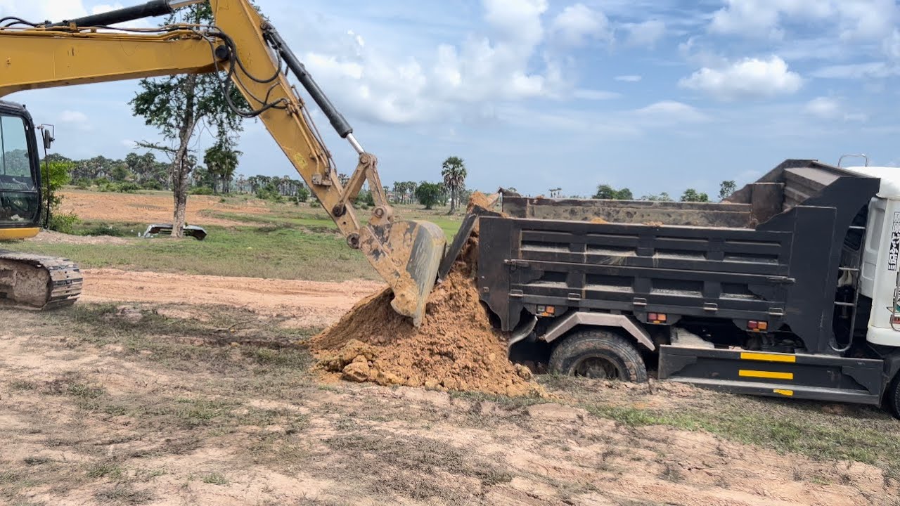305:Excavator push dump trucks Nissan - YouTube