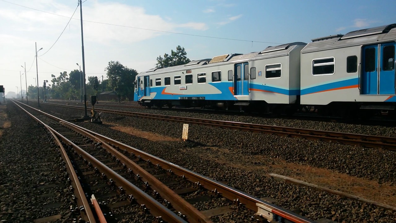 Kereta Api Jenggala dari Stasiun Mojokerto menuju Stasiun Sidoarjo ...
