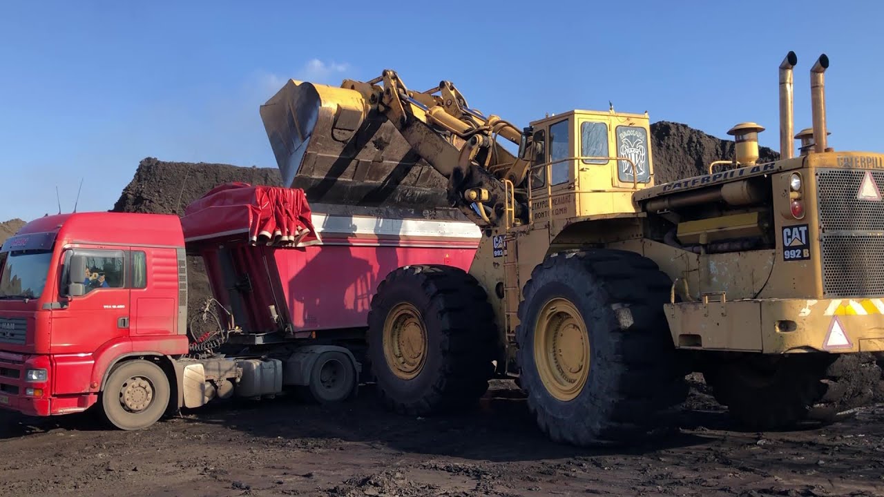 Old But Strong Caterpillar 992B Wheel Loader Loading Lorries With Two ...