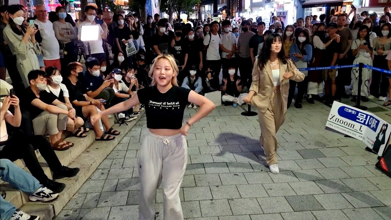 MAJESTY. J MOON & SARI. FANTASTIC INTERACTIVE BUSKING SELECTION. HONGDAE STREET. - YouTube