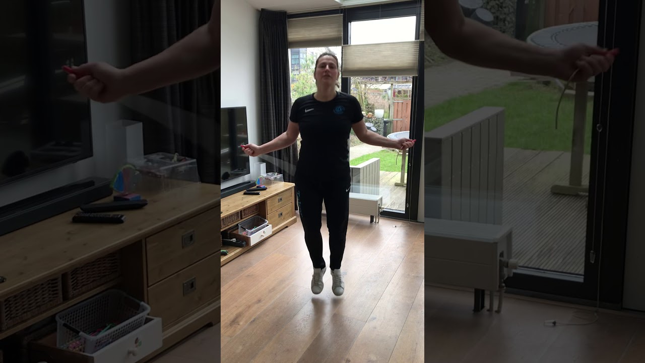 Touwtje springen, dubbele draai met enkele sprong én tussensprong - YouTube