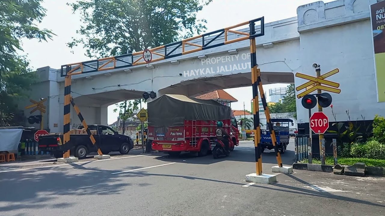 Keunikan Perlintasan KA Surabaya Kota, Stasiun Semut - YouTube