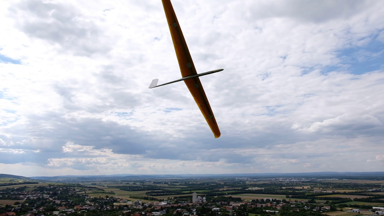 Flying Plank 2.7m, Airfoil 6.7%, 1350g - YouTube