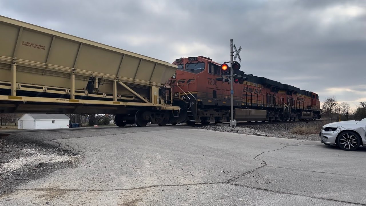 BNSF engineer LAYING on the horn on the BNSF Hannibal subdivision with ...