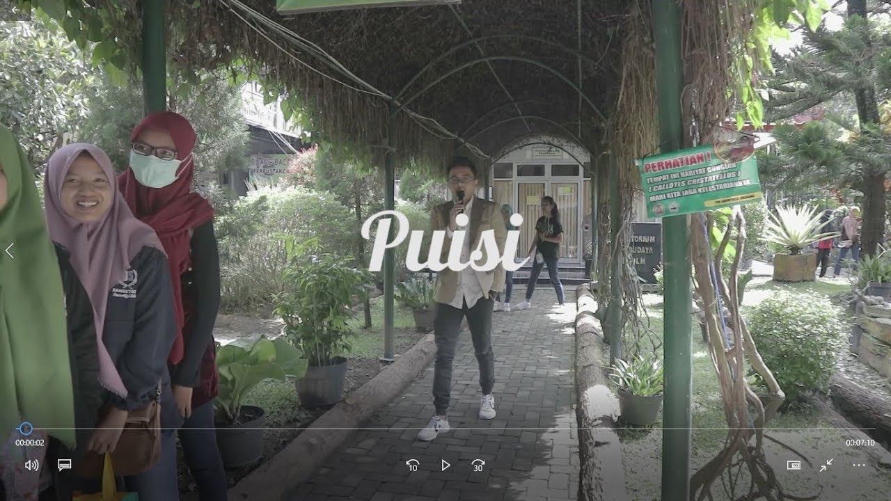 Brian 'Akakom' Prasetyoadi - Puisi (Jikustik) LIVE - YouTube
