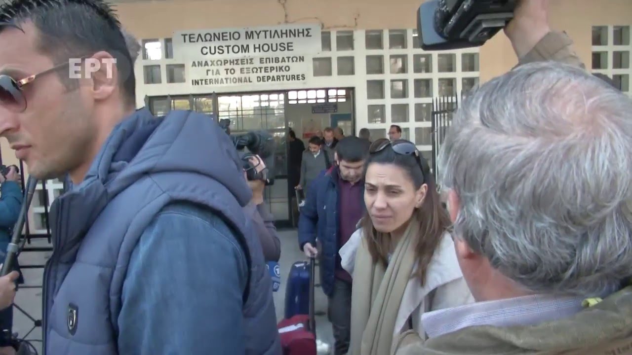 Τουρκοι απο το υπουργειο εσωτερικων στη Μυτιληνη - YouTube