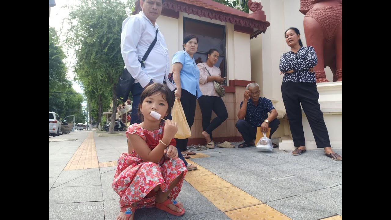 CCN News: Family members and relatives of Thach Setha, CLP DP, in front ...